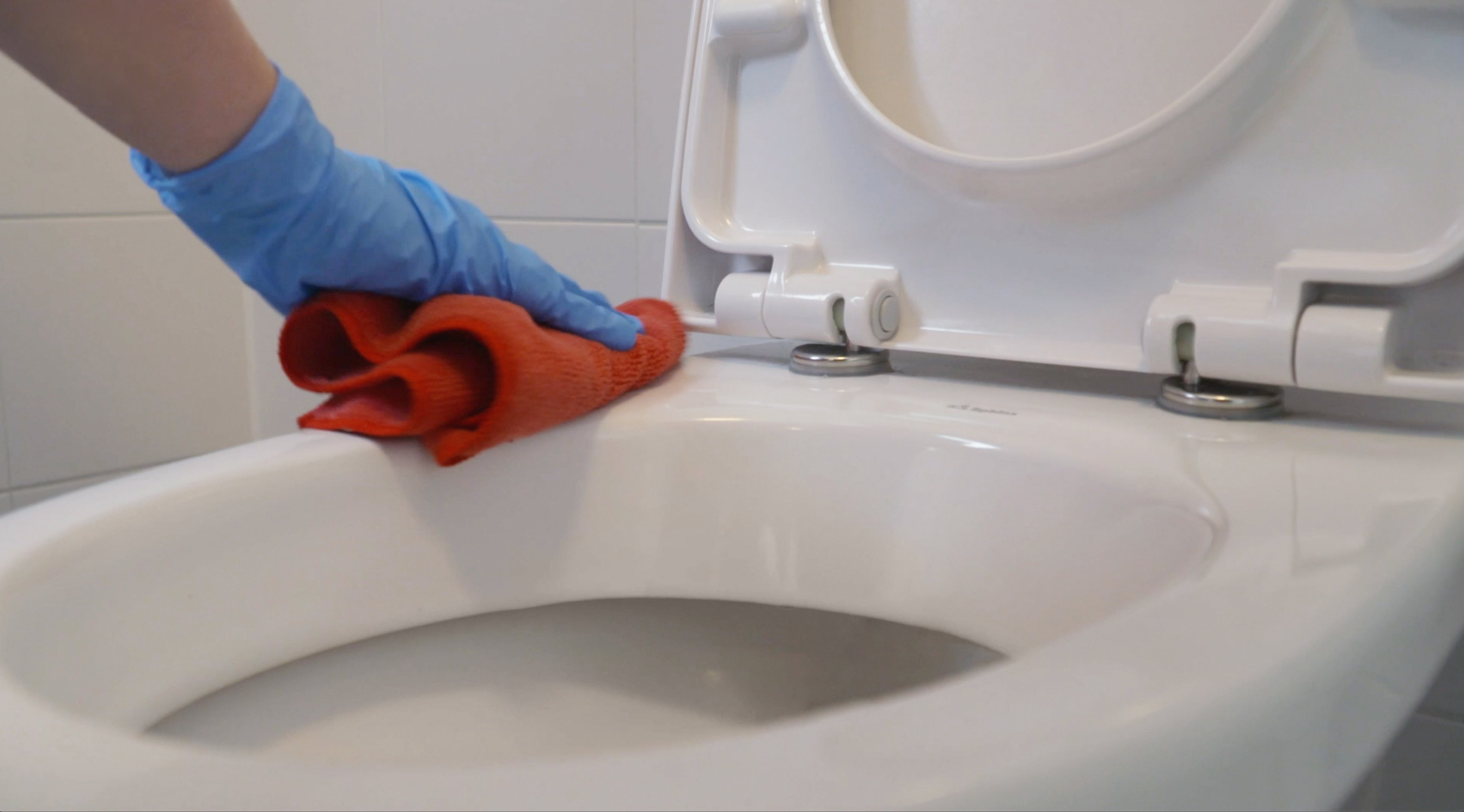 Effectief schoonmaken van het toilet - Carel Lurvink B.V.